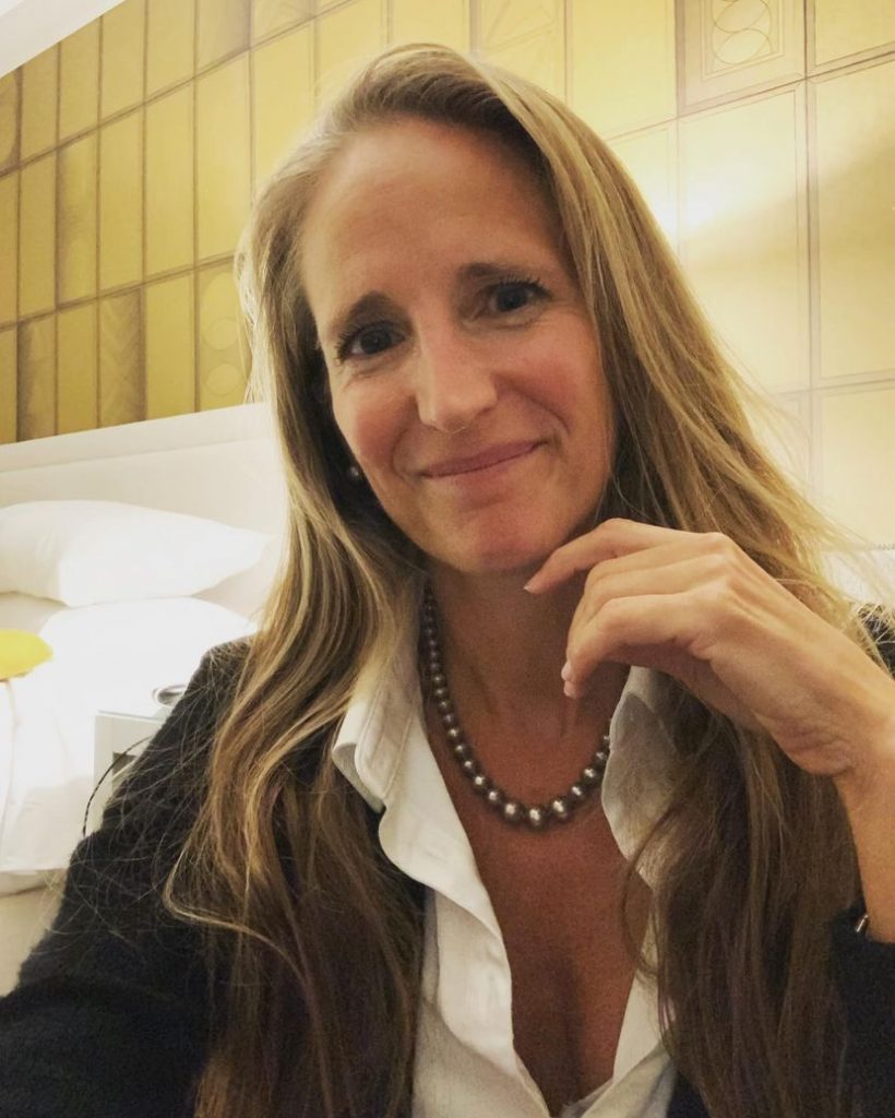 Има 52 години и излегува на студентски забави за да си најде момче ...